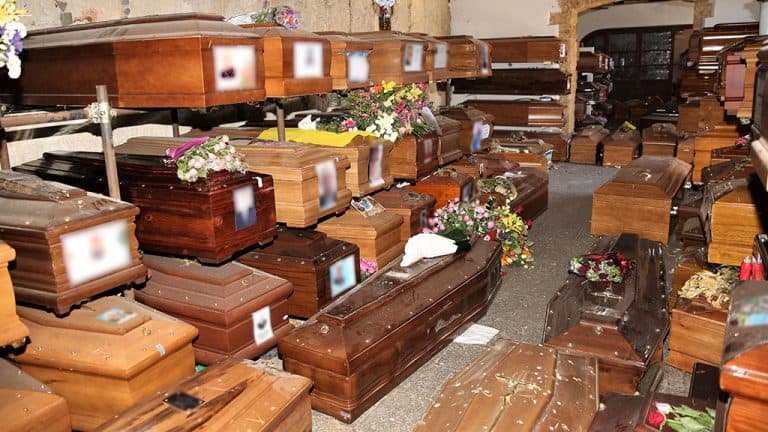 Operaio di un cimitero si fa scattare una foto con un cadavere, ma ...