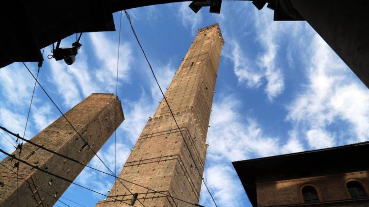 Le Torri di Bologna fanno paura: traffico chiuso e transenne. Cosa sta ...