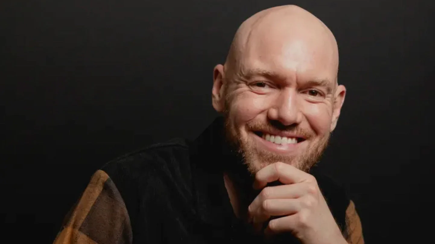 Morto il comico Kenny DeForest: investito in bicicletta, aveva 37 anni