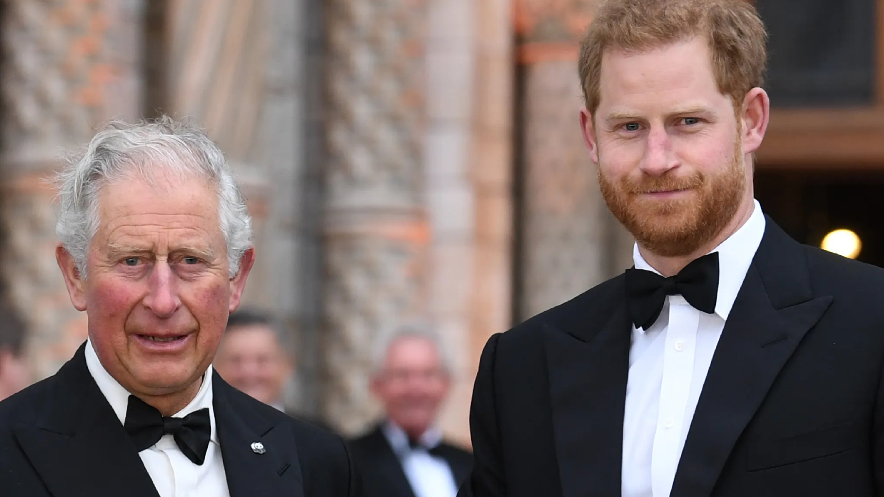 Re Carlo III e il principe Harry, un altro colpo basso: che gestaccio - The Social Post