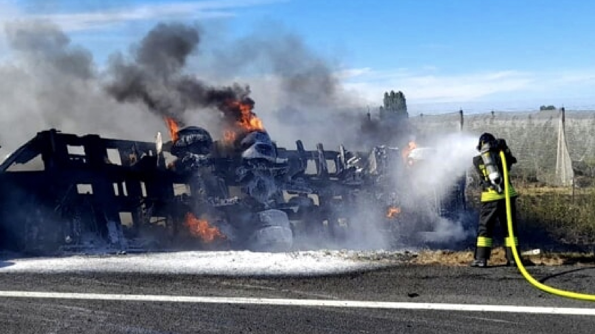 A14, scontro tra camion: uno si ribalta e il carico si incendia - The ... A14, scontro tra camion: uno si ribalta e il carico si incendia - The ...