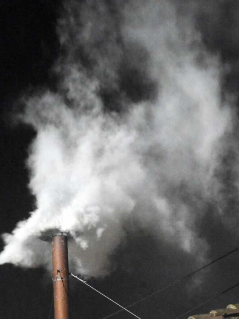 Conclave, il significato della fumata bianca: tutto quello che c'è da ...