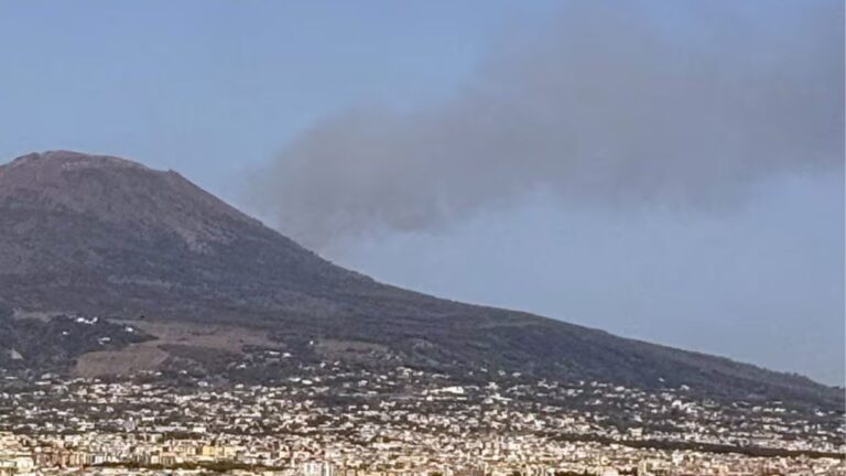 Terribile incendio sul Vesuvio, enorme colonna di fumo nera: cosa succede
