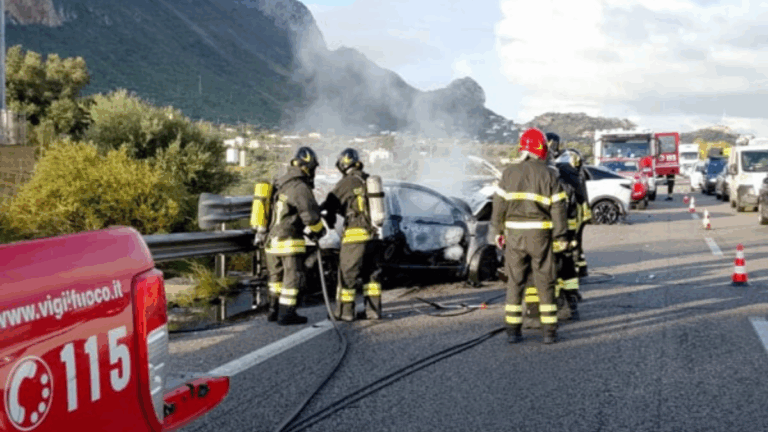 Paura in autostrada, auto in fiamme: a bordo anche bambini