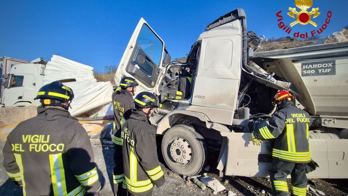 Italia, schianto devastante tra sei mezzi pesanti! Inferno in ...
