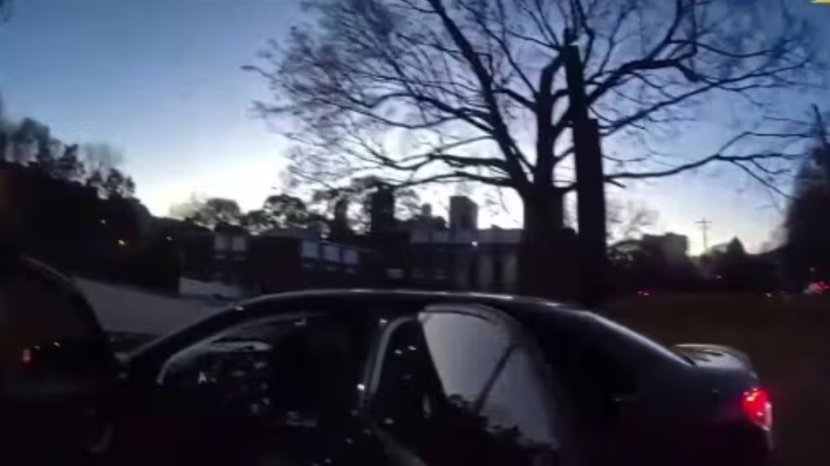 Parcheggia per un minuto, poi il terrore: "Hanno rubato l'auto con mia ...