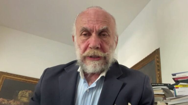 Andrea Stramezzi, medico noto per le sue posizioni no vax, è in coma ...