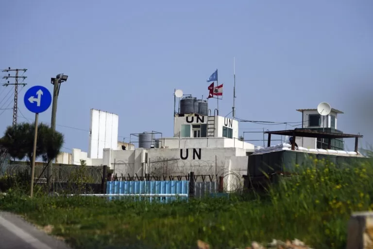Guerra Iran, razzo colpisce base italiana Unifil. Forti esplosioni a ...