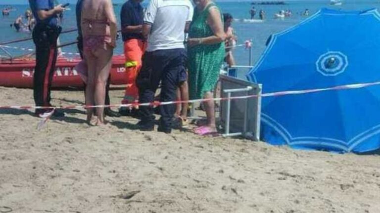 Tragedia in spiaggia, donna muore sotto gli occhi di tutti: "Urla ...