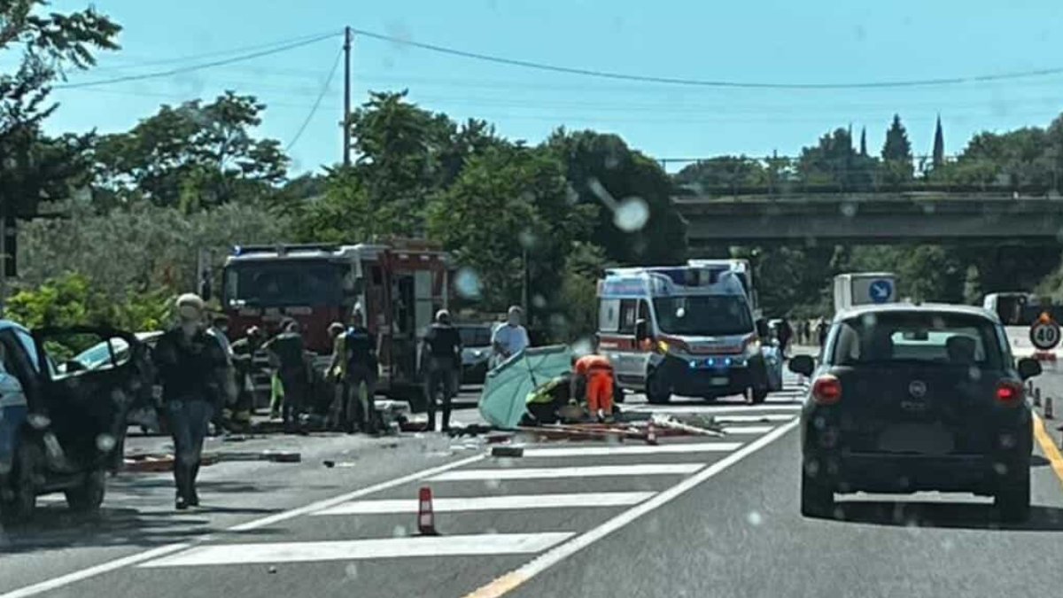 Grave incidente sul viadotto, molti mezzi coinvolti: caos, tante ...
