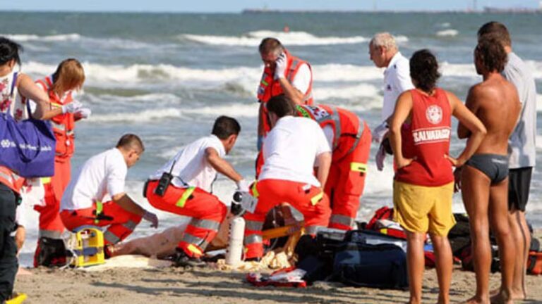 Orrore al mare, uomo muore mentre nuota: terribile
