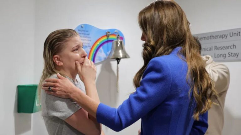 Kate Middleton abbraccia una paziente, le parole sul cancro: "È dura ...